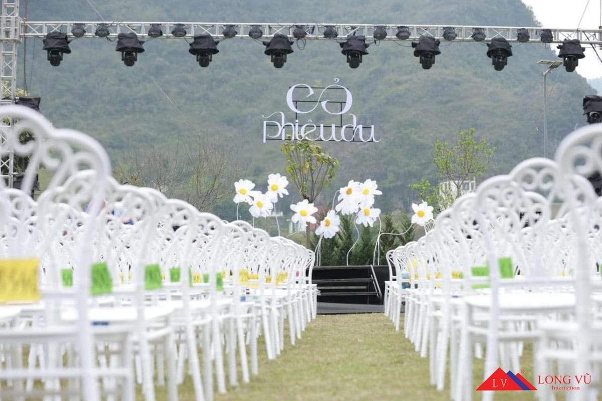 Ghế Nhựa Đúc Vương Miện Siêu Bóng Cho Đám Cưới